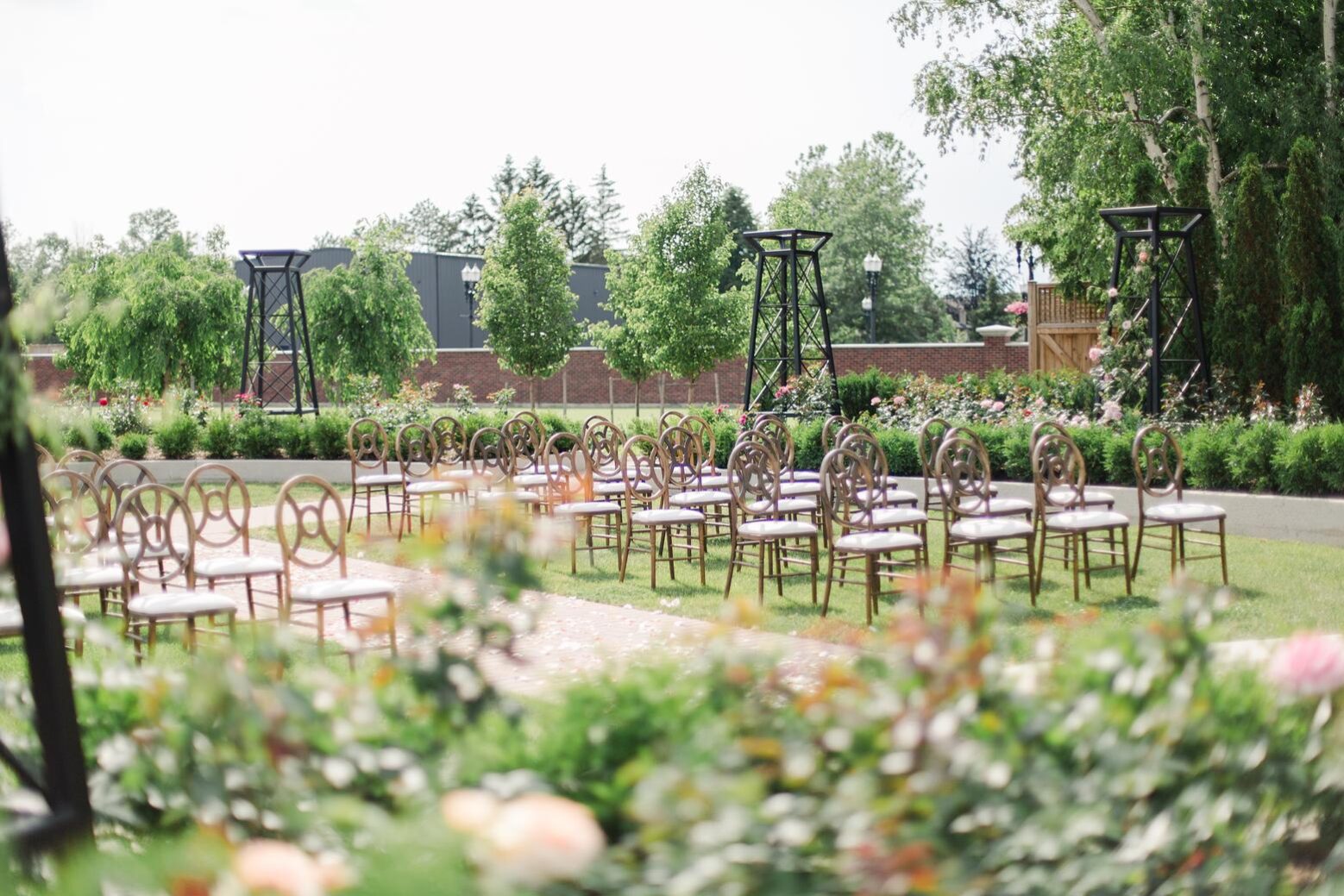 Spring Weddings in The Gardens at Pillar and Post | Vintage Hotels